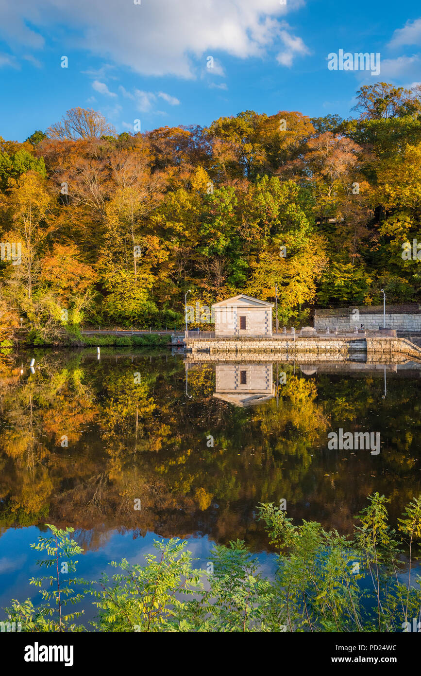 Autumn color at Lake Roland at Robert E Lee Park in Baltimore, Maryland ...