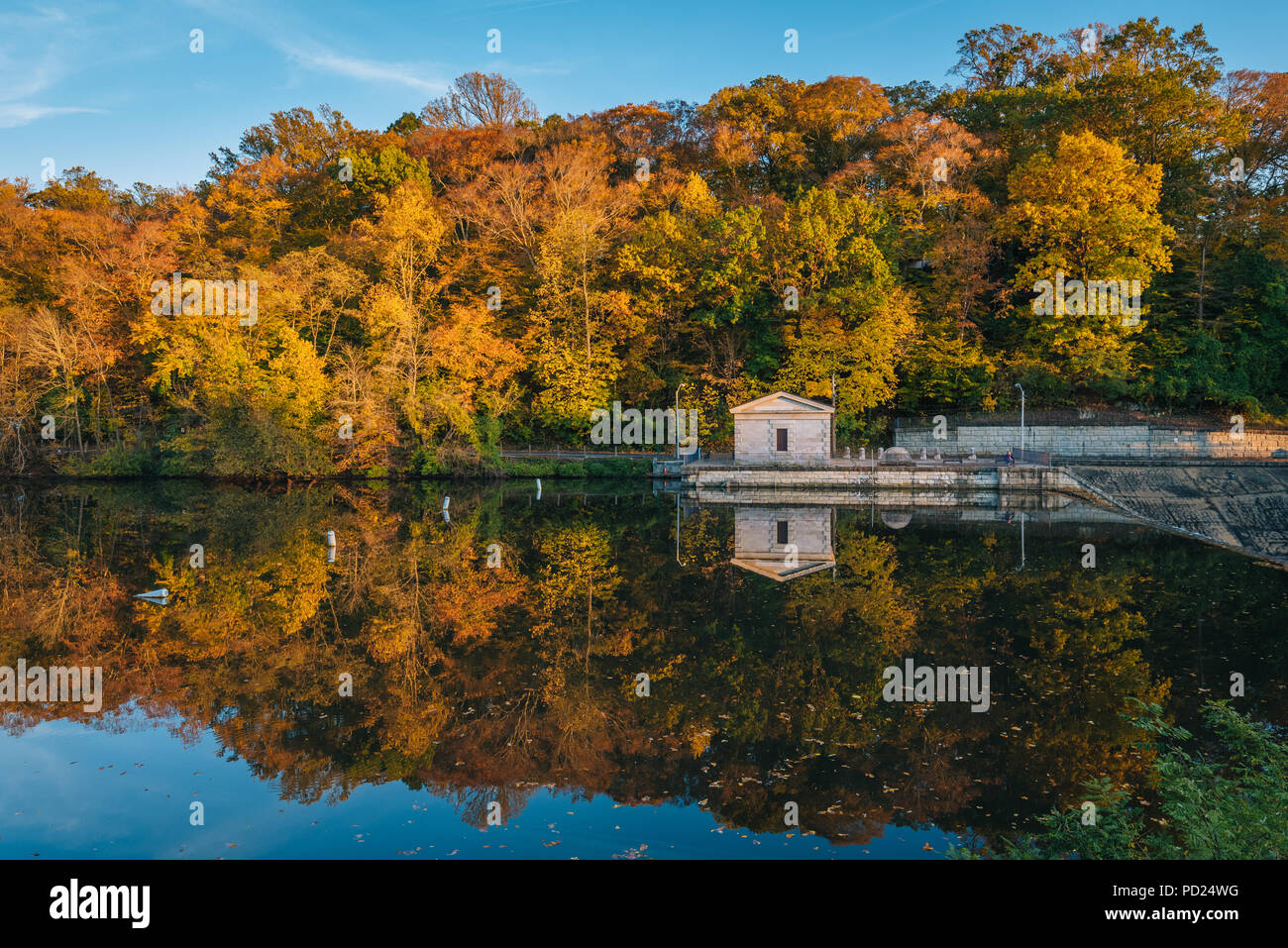 Autumn color at Lake Roland at Robert E Lee Park in Baltimore, Maryland ...
