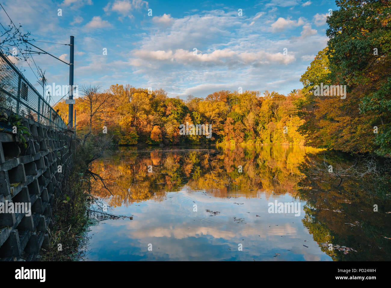 Autumn color at Lake Roland at Robert E Lee Park in Baltimore, Maryland ...