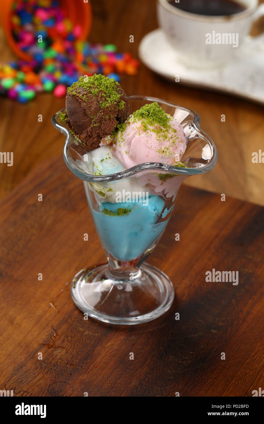 İce Cream in Glass Bowl Stock Photo - Alamy