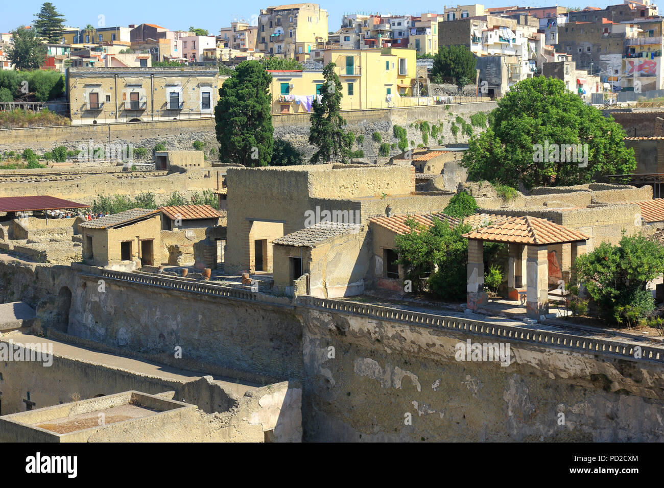 The ruins of Herculaneum overlooked by the buildings of Ercolano Stock ...