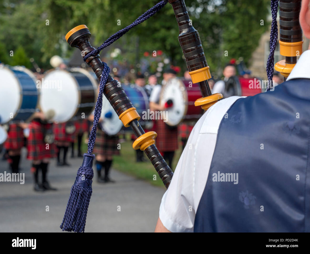 Scottish piper in traditional dress playing bagpipes hi-res stock ...