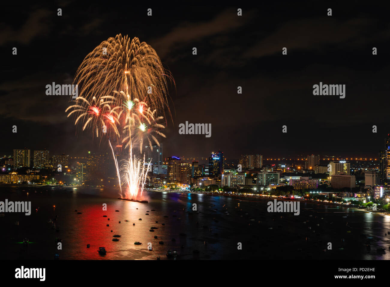 Fireworks display in sea pattaya hi-res stock photography and images ...