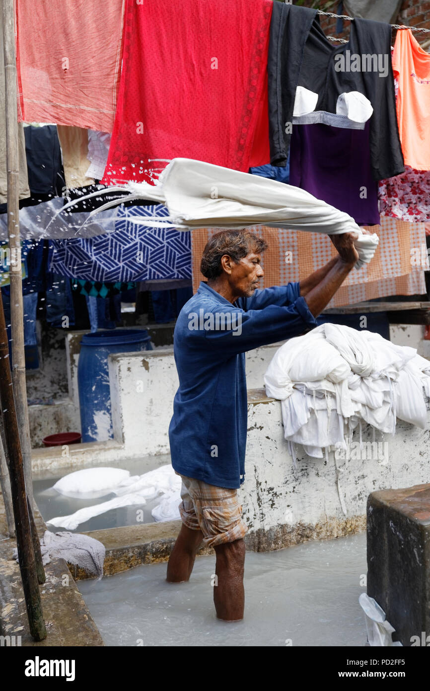 workers in Dhobi Ghat (Mahalaxmi Dhobi Ghat) a well known open air ...