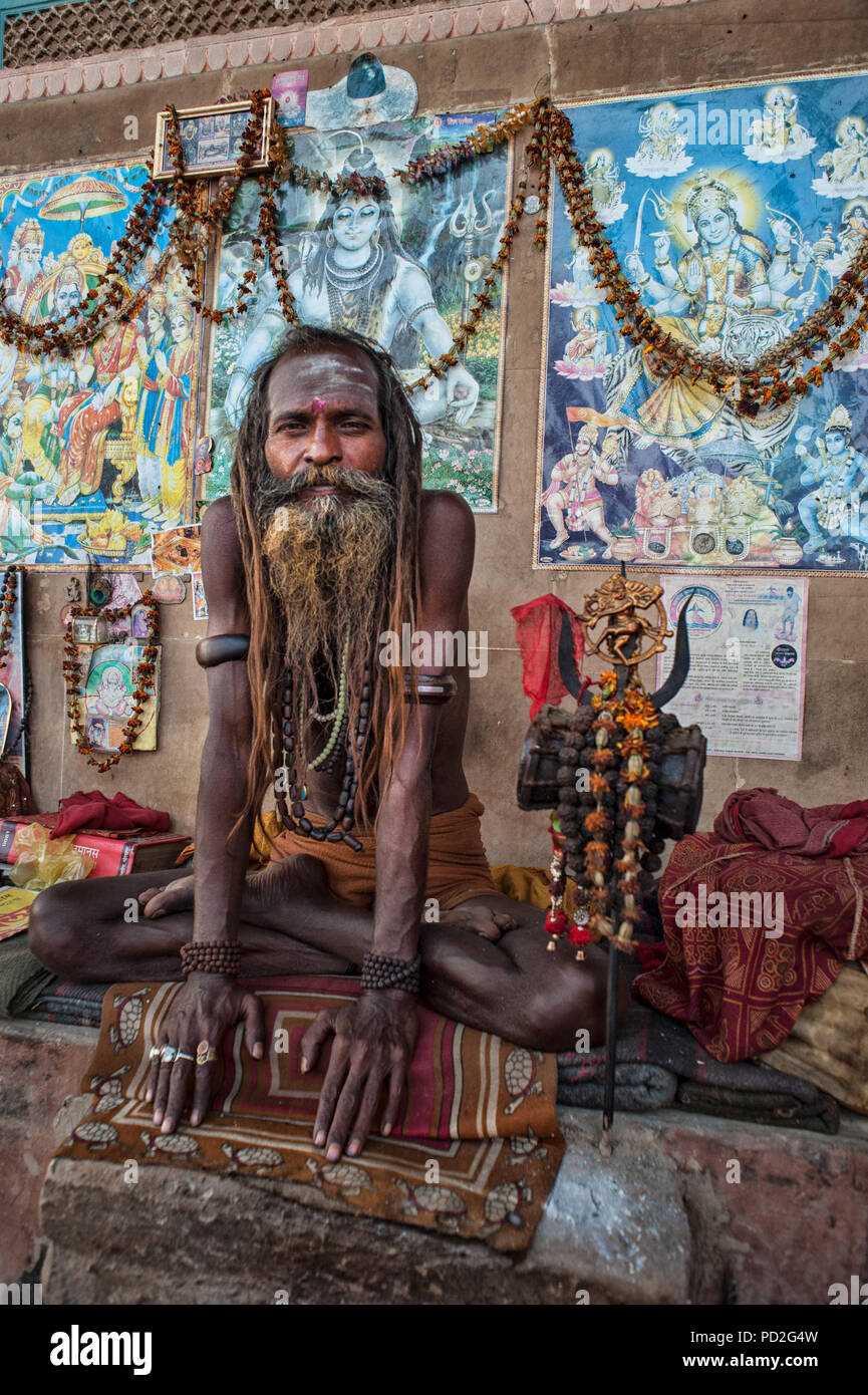 Sadhu holy man varanasi hi-res stock photography and images - Alamy