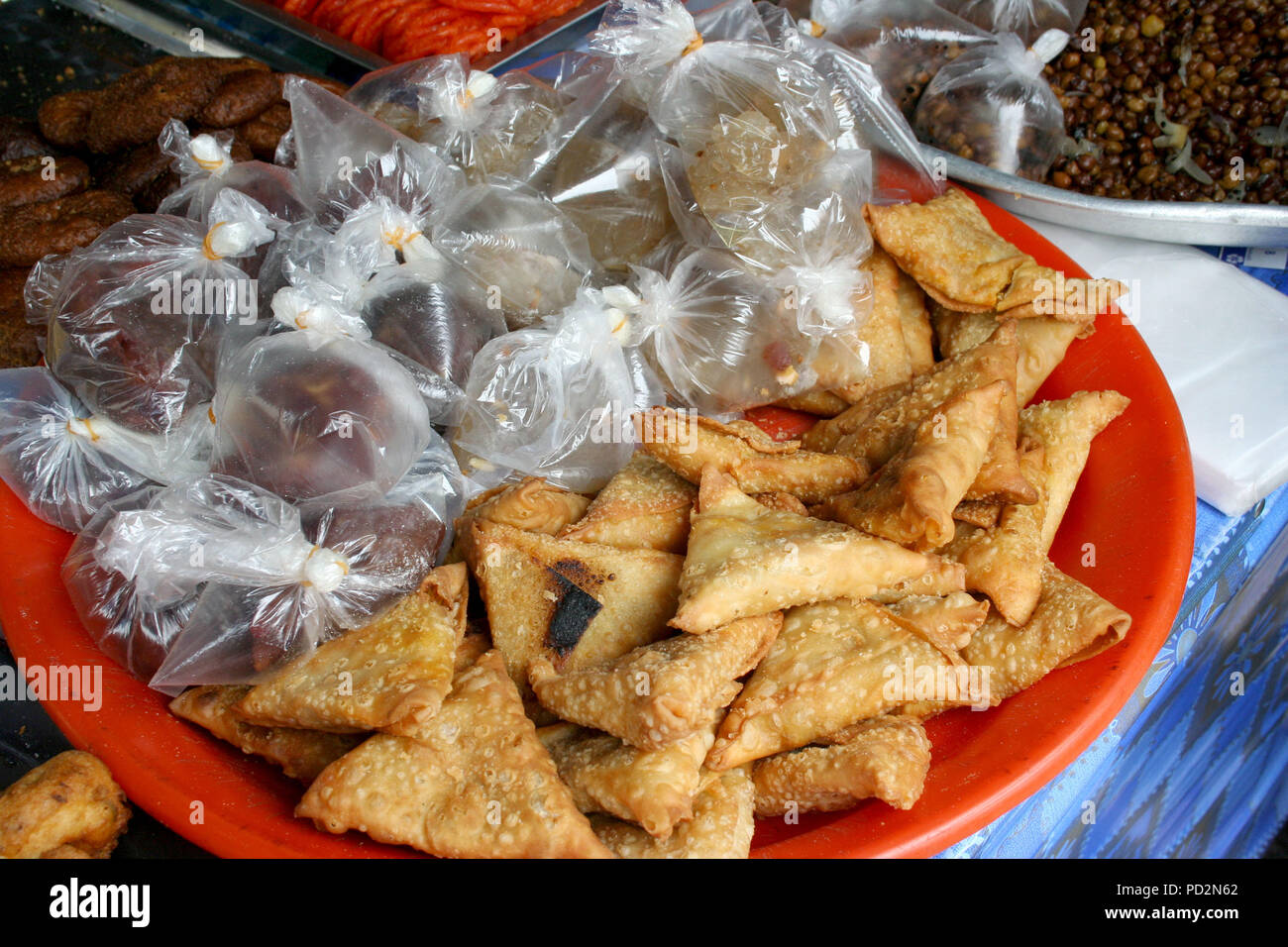 Fresh samosas hi-res stock photography and images - Alamy