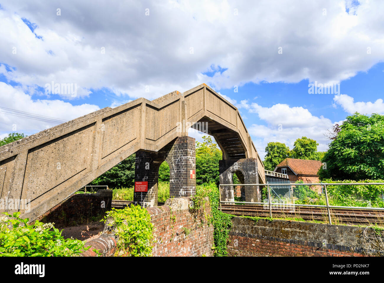 Footbridge crossing railway lines hi-res stock photography and images ...
