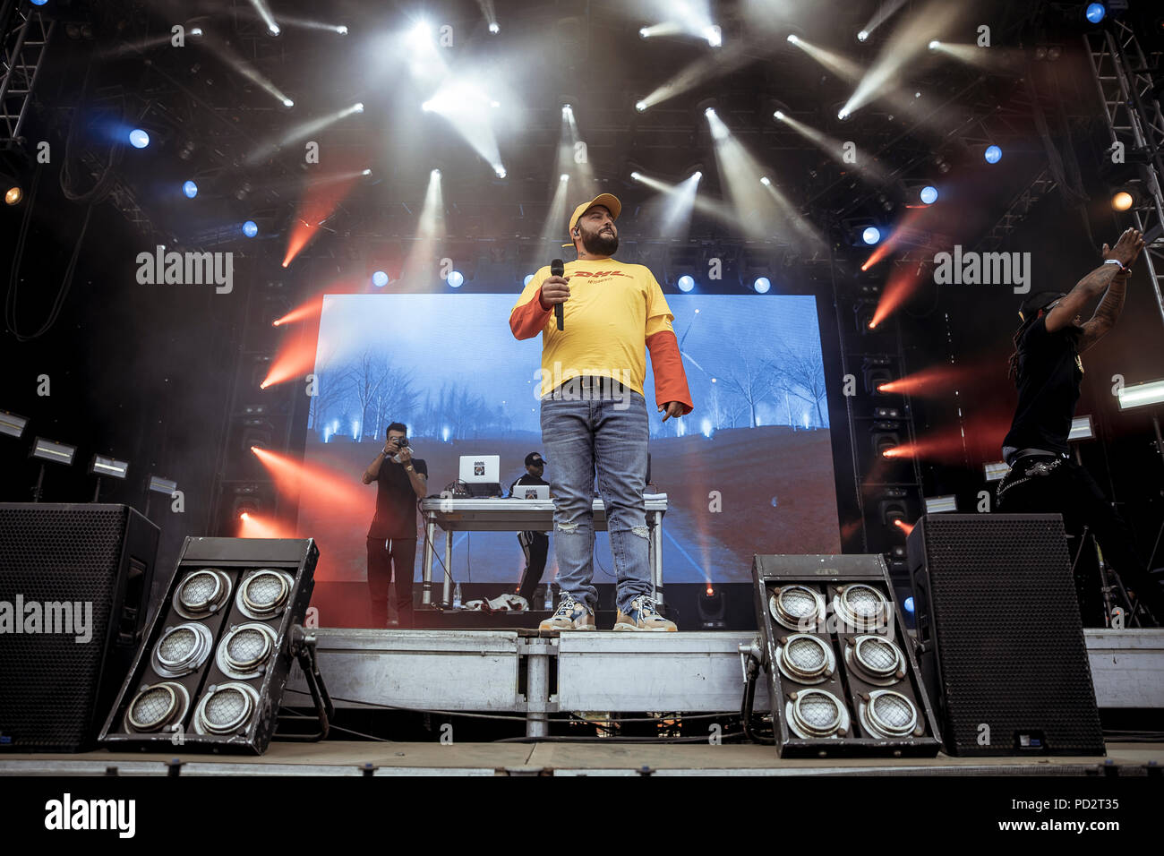 Belly singer hi-res stock photography and images - Alamy