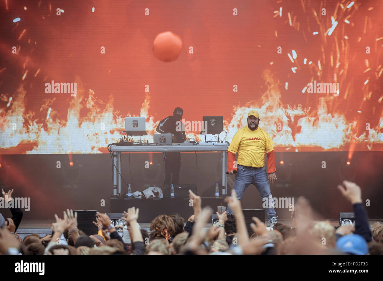 Belly singer hi-res stock photography and images - Alamy