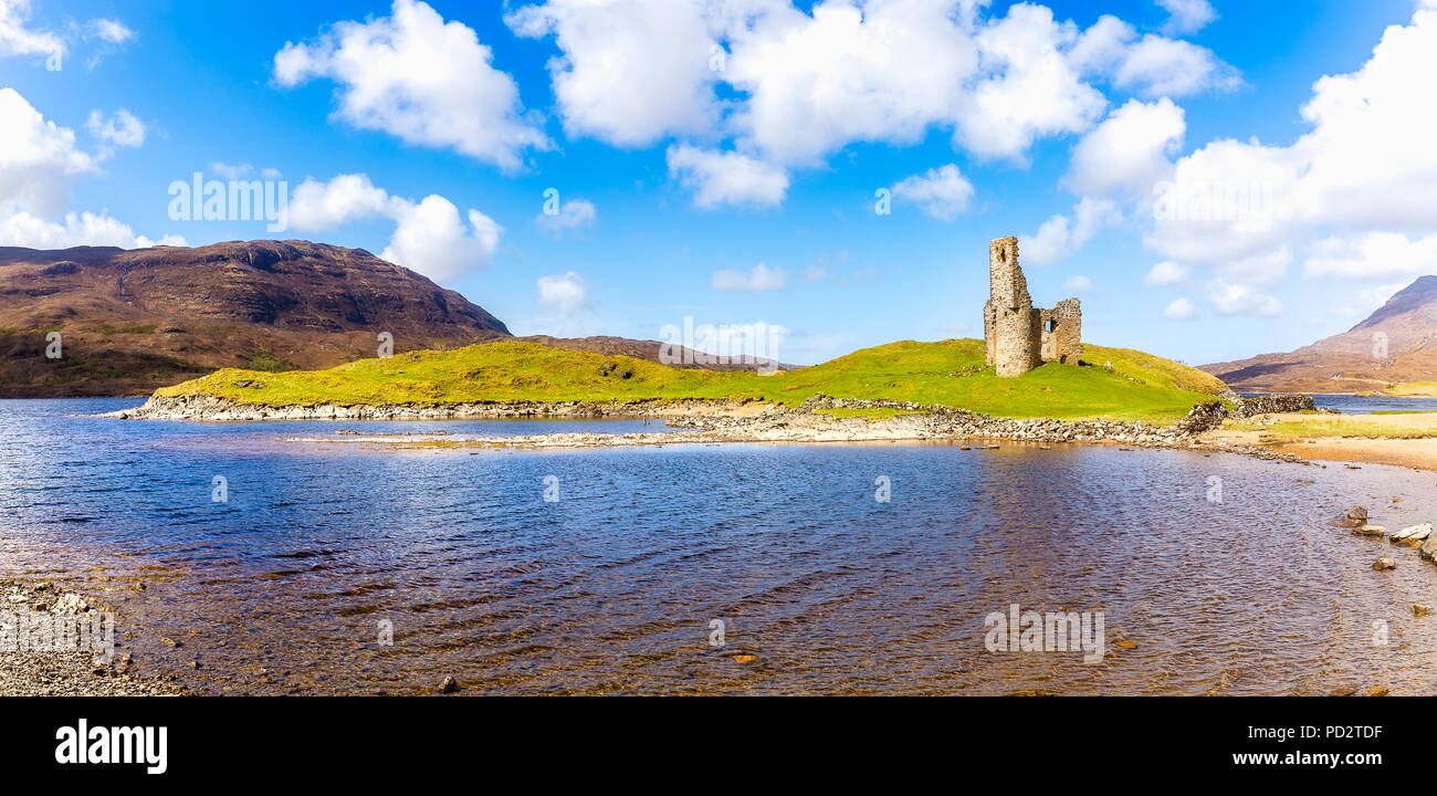 The ruins of Ardvreck castle at Loch Assynt Stock Photo - Alamy