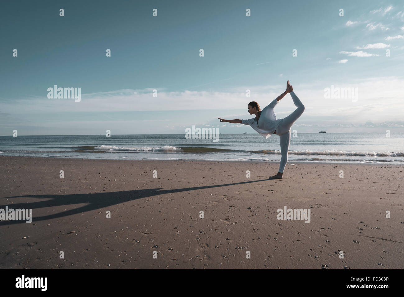 Yoga on the beach hi-res stock photography and images - Alamy