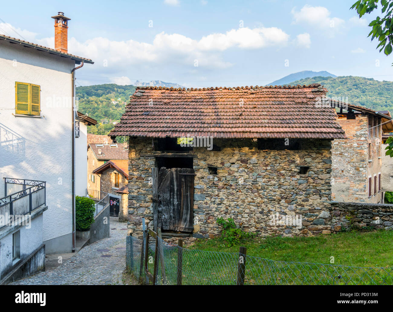 Traditional swiss house hi-res stock photography and images - Alamy