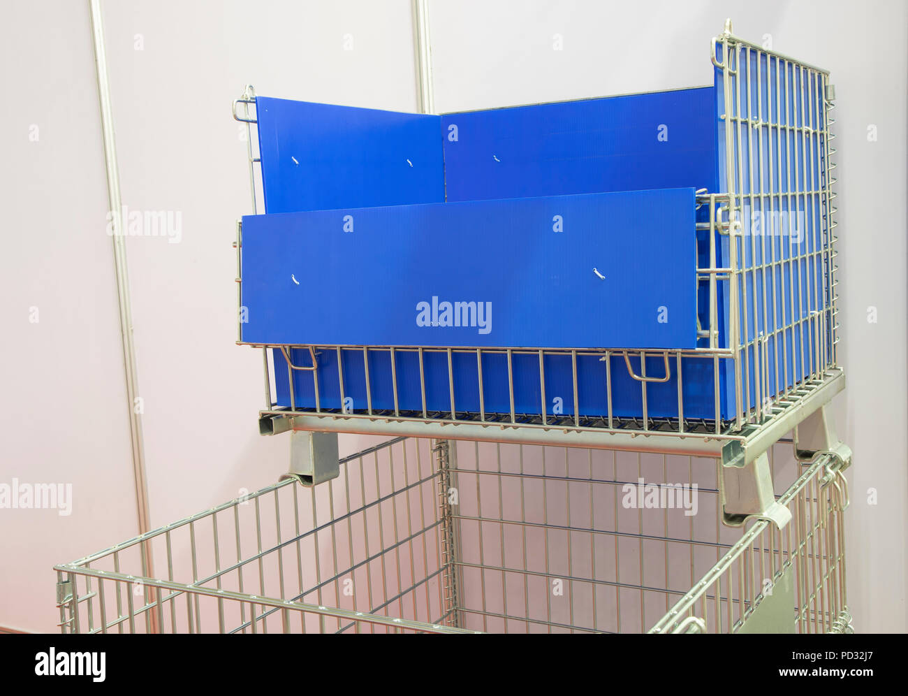 The wire mesh pallet ; multi purpose package Stock Photo - Alamy