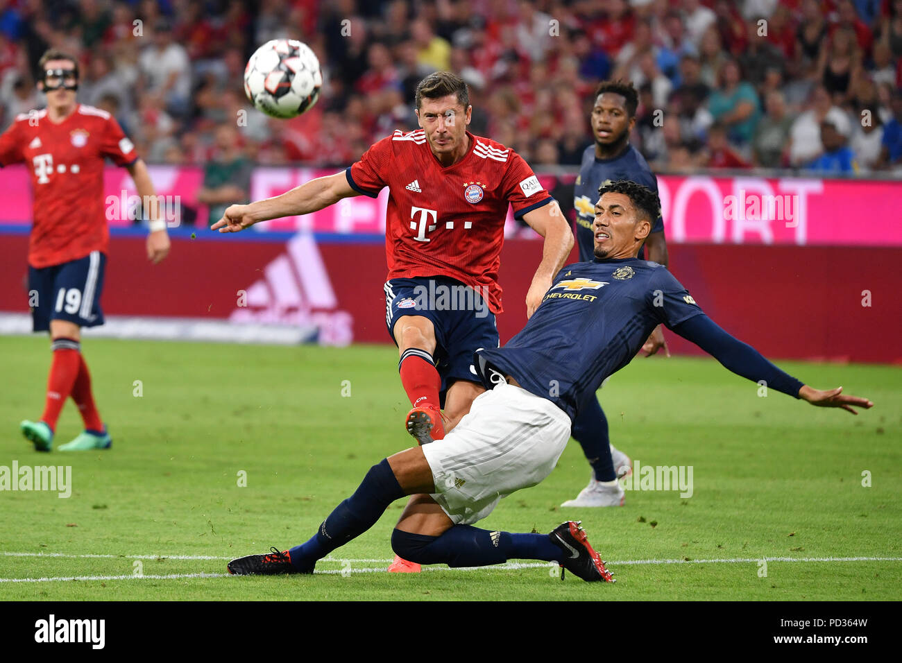 Robert LEWANDOWSKI (FC Bayern Munich), action, duels versus Chris ...