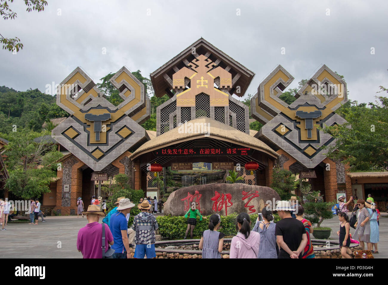 Sanya, Sanya, China. 7th Aug, 2018. Sanya, CHINA-People of Li and Miao ...