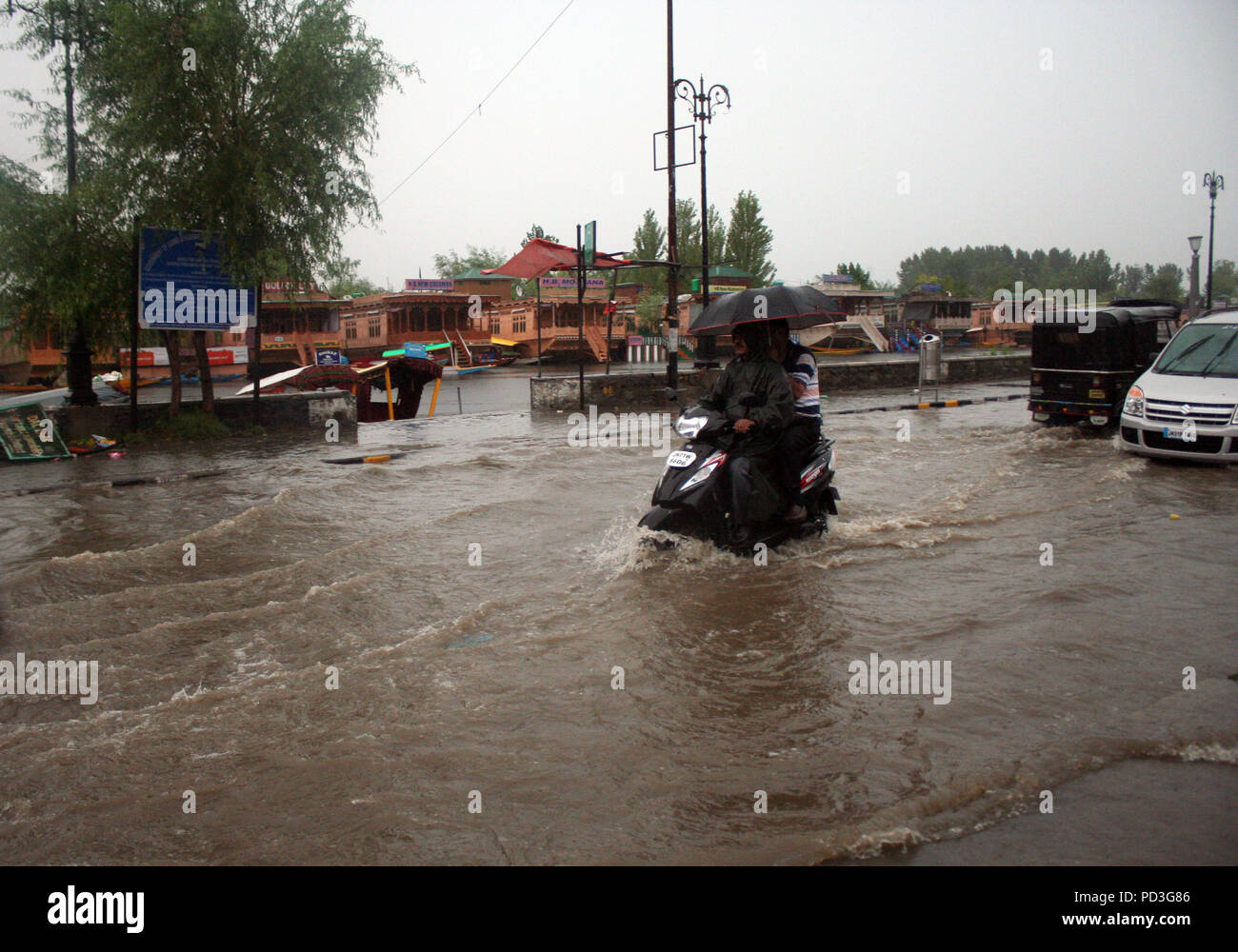 Srinagar, .KASHMIR .07.AUGUST . vehicles plies throw water logging ...
