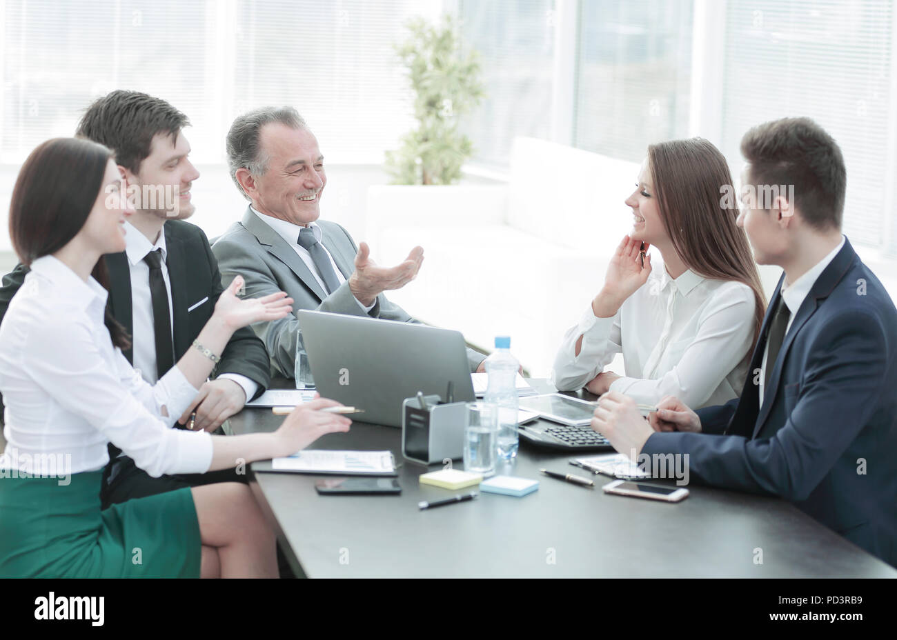 business colleagues talking at Desk in the office Stock Photo - Alamy