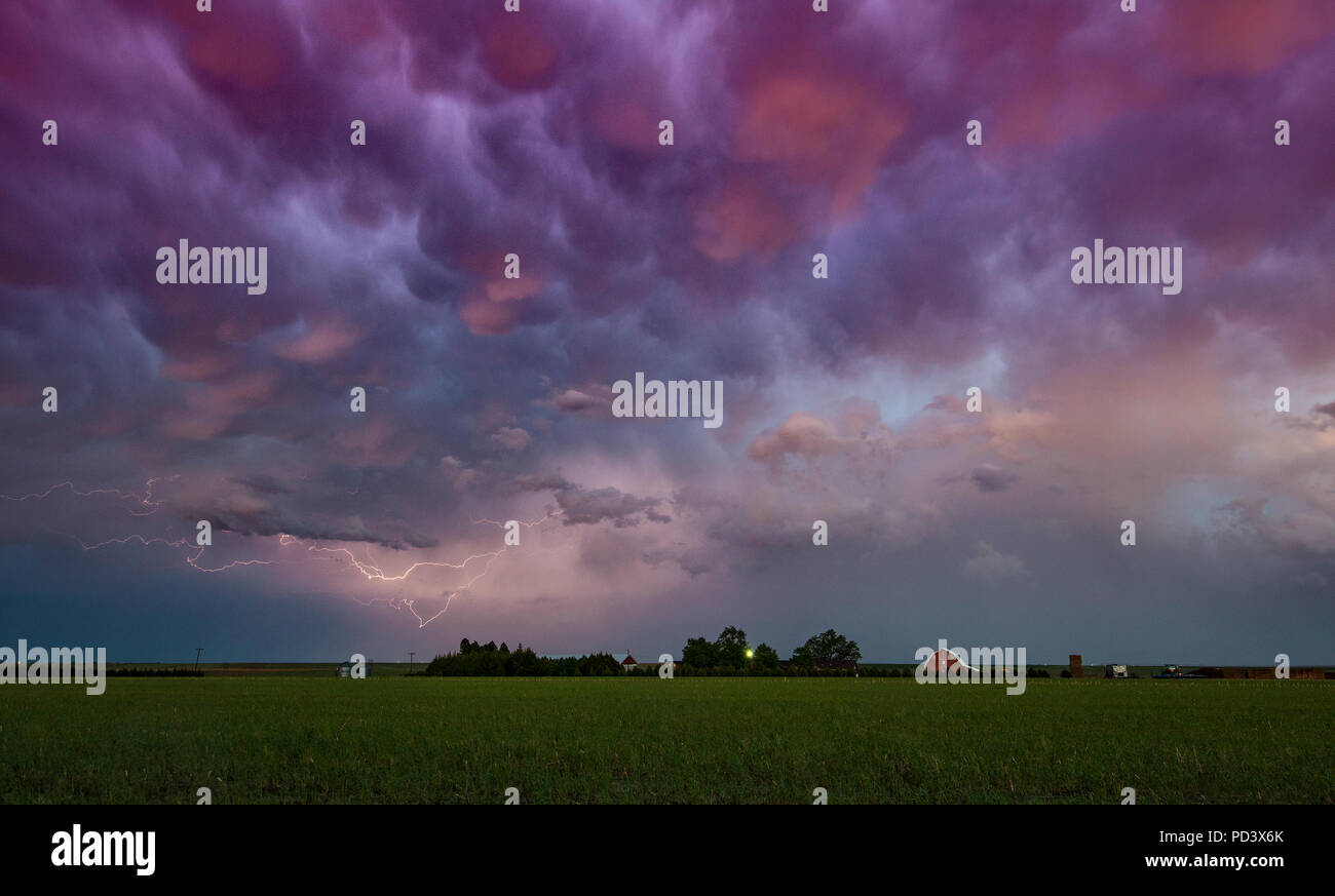 Lightning under storm cloud over farmhouse, Wray, Colorado, US Stock ...