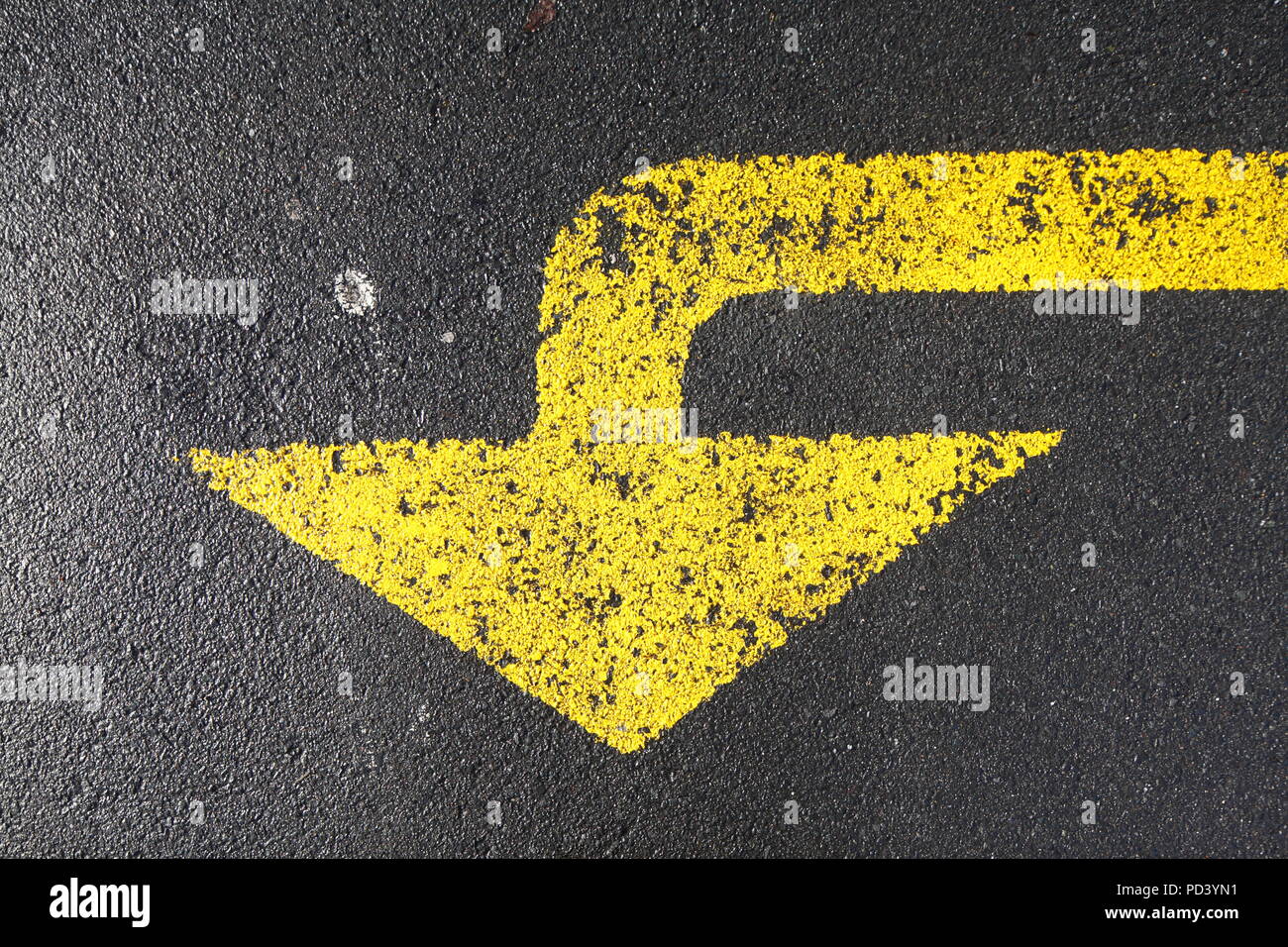 Yellow arrow road markings hi-res stock photography and images - Alamy