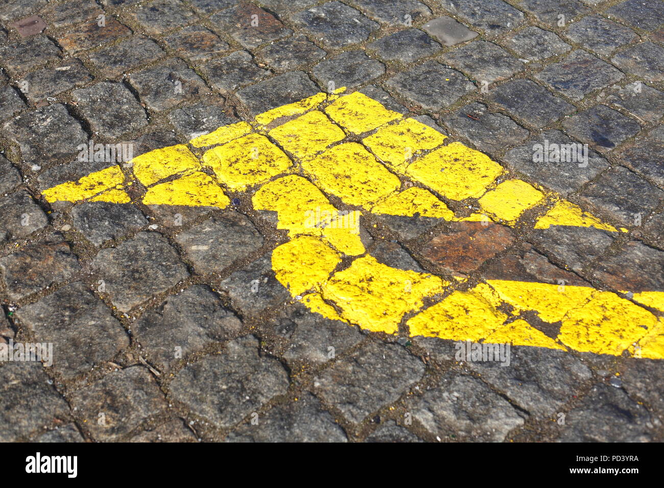 Yellow arrow road markings hi-res stock photography and images - Alamy
