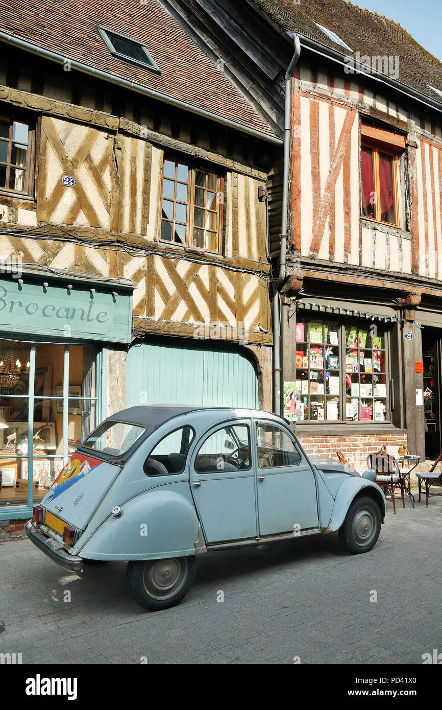 Vintage car street cafe hi-res stock photography and images - Alamy