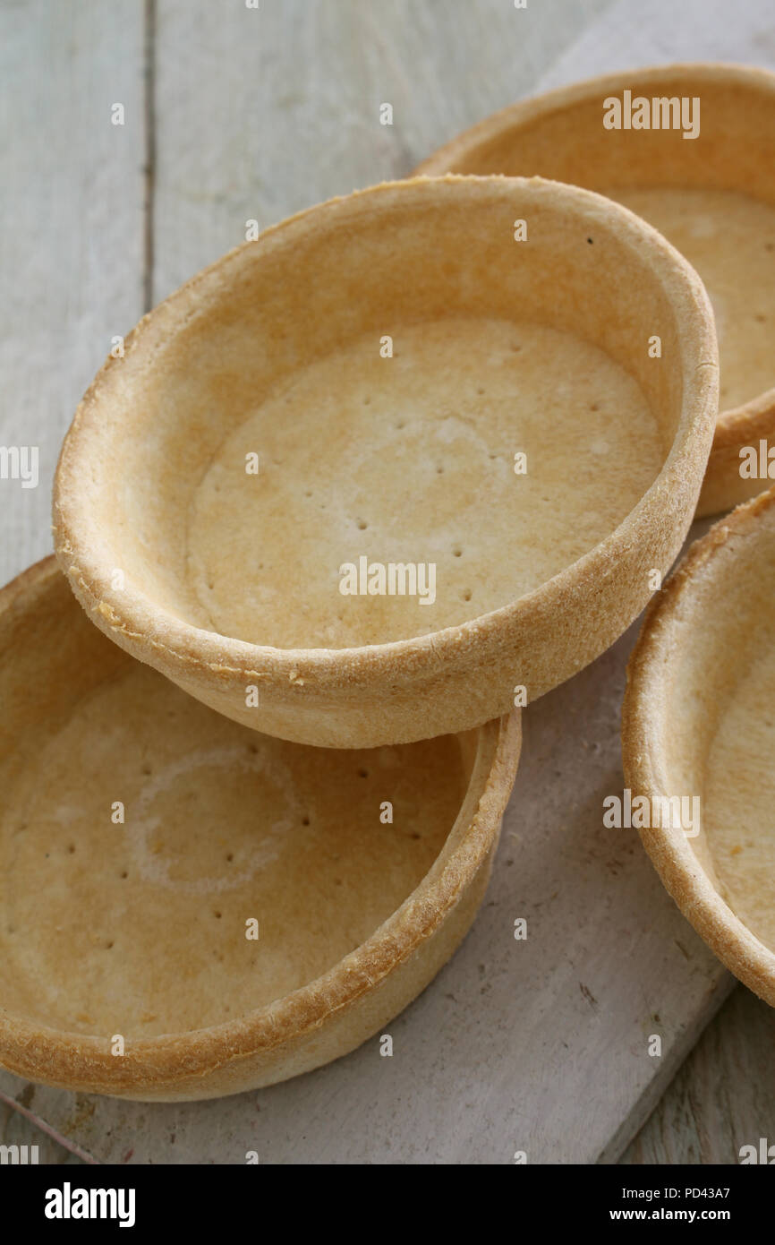 Empty tart case hi-res stock photography and images - Alamy