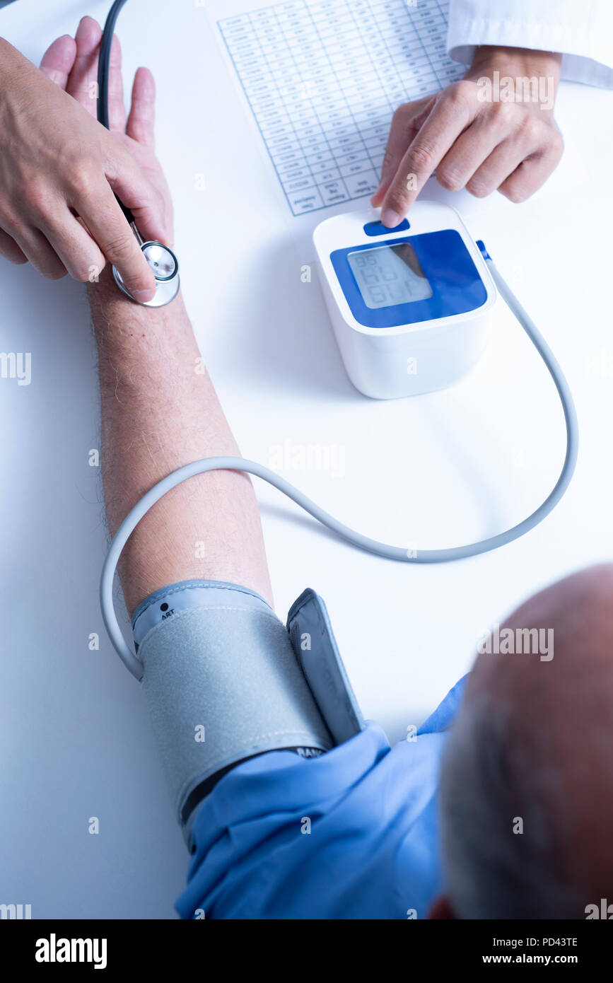 Doctor measuring sphygmomanometer meter hi-res stock photography and ...
