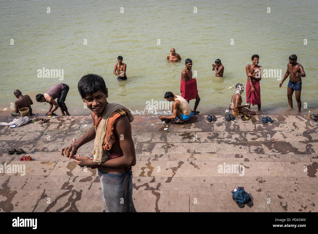 Men bathing hi-res stock photography and images - Alamy