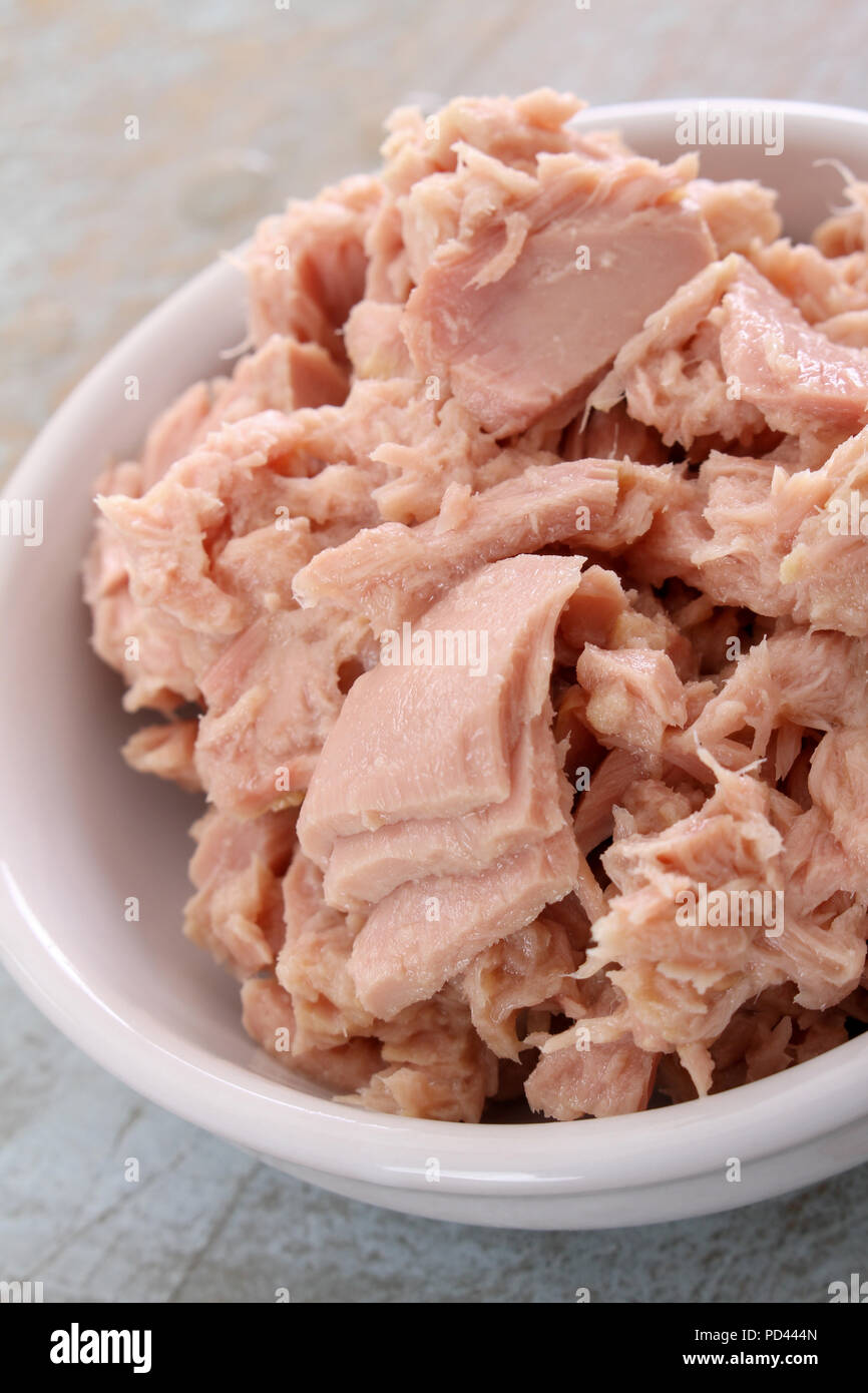 tinned tuna flakes Stock Photo - Alamy