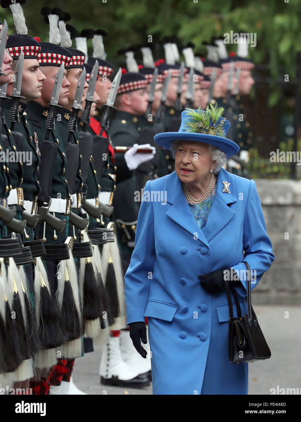 Queen Elizabeth II inspects Balaclava Company, 5 Battalion The Royal ...