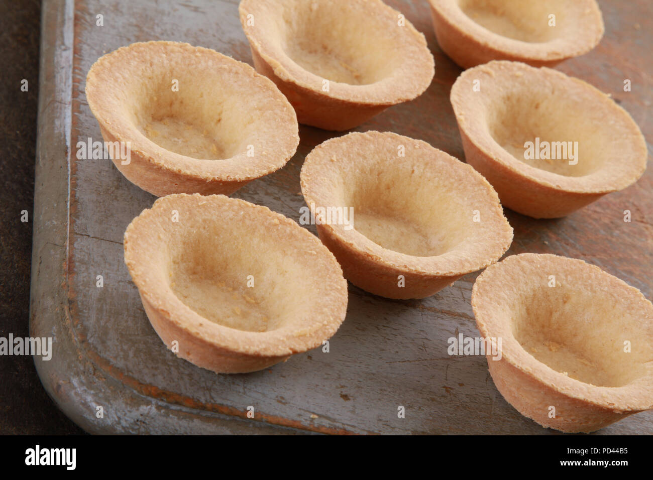 Empty tart case hi-res stock photography and images - Alamy