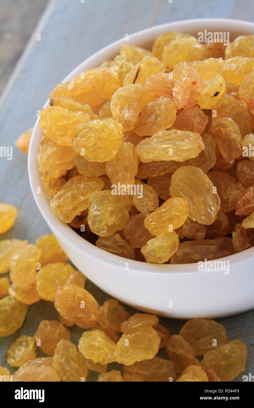 dried sultanas in dish Stock Photo - Alamy