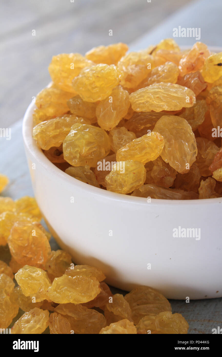dried sultanas in dish Stock Photo - Alamy