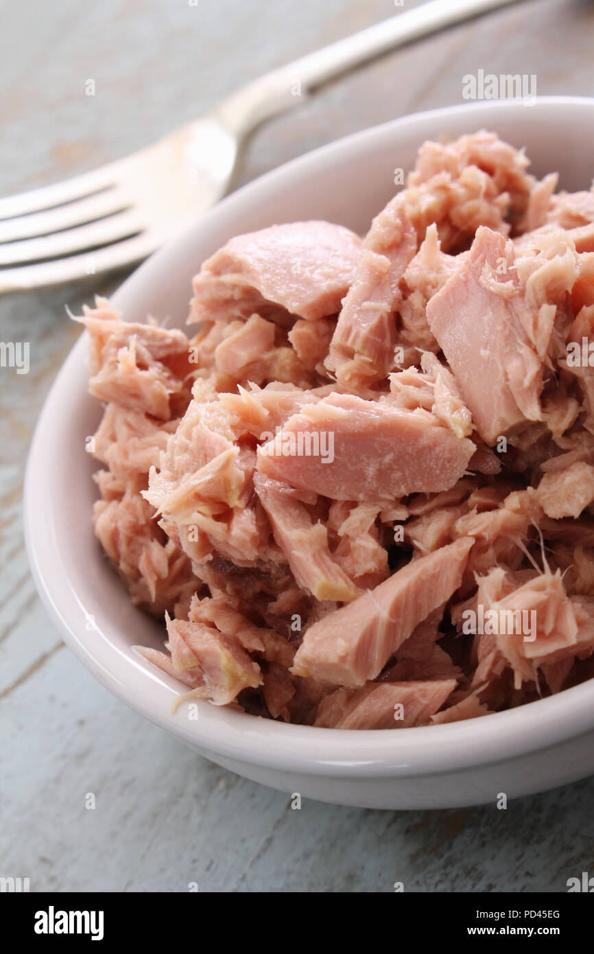 tinned tuna flakes Stock Photo - Alamy