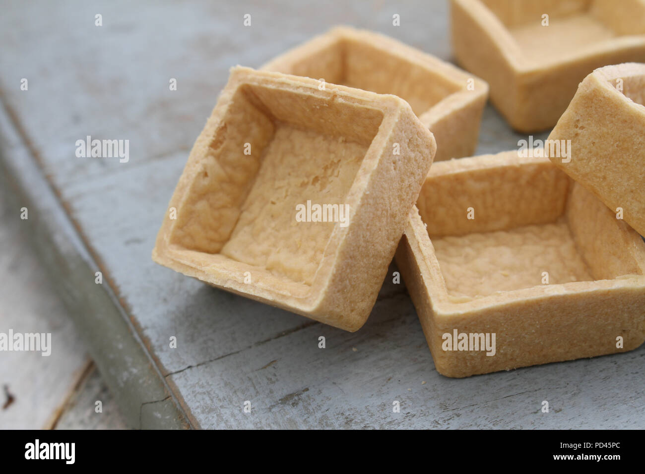 Empty tart case hi-res stock photography and images - Alamy