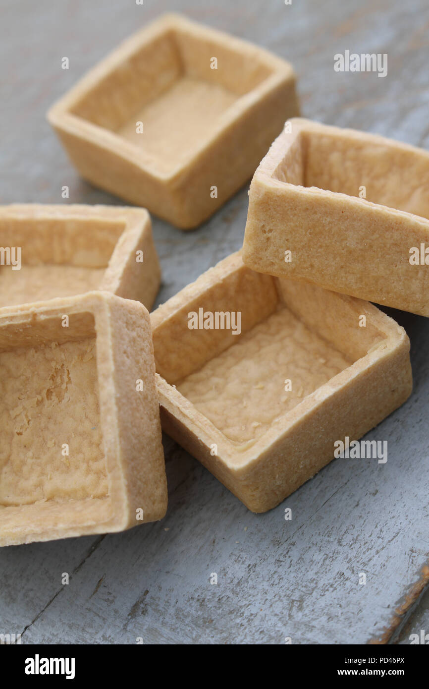 Empty tart case hi-res stock photography and images - Alamy