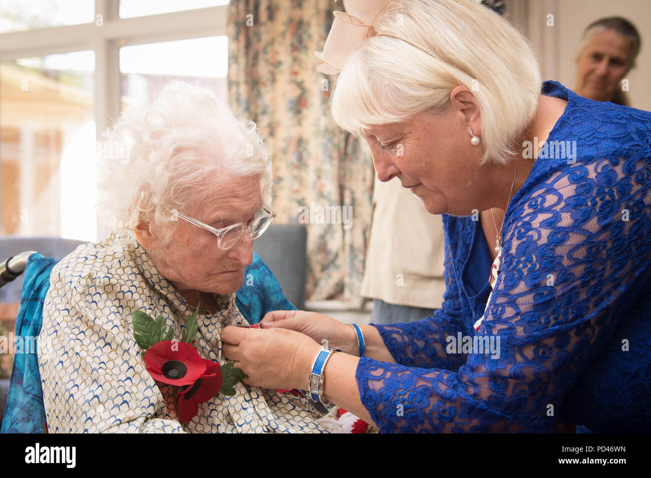 Britains longest serving poppy seller hi-res stock photography and ...