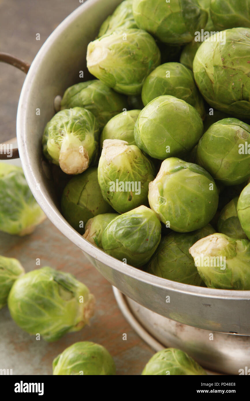 peeled brussel sprouts Stock Photo - Alamy