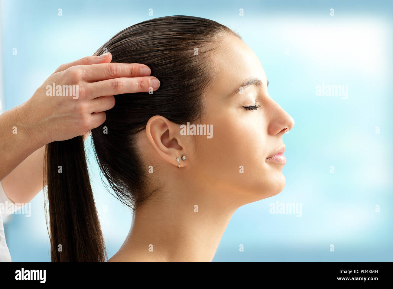 Side of head hi-res stock photography and images - Alamy