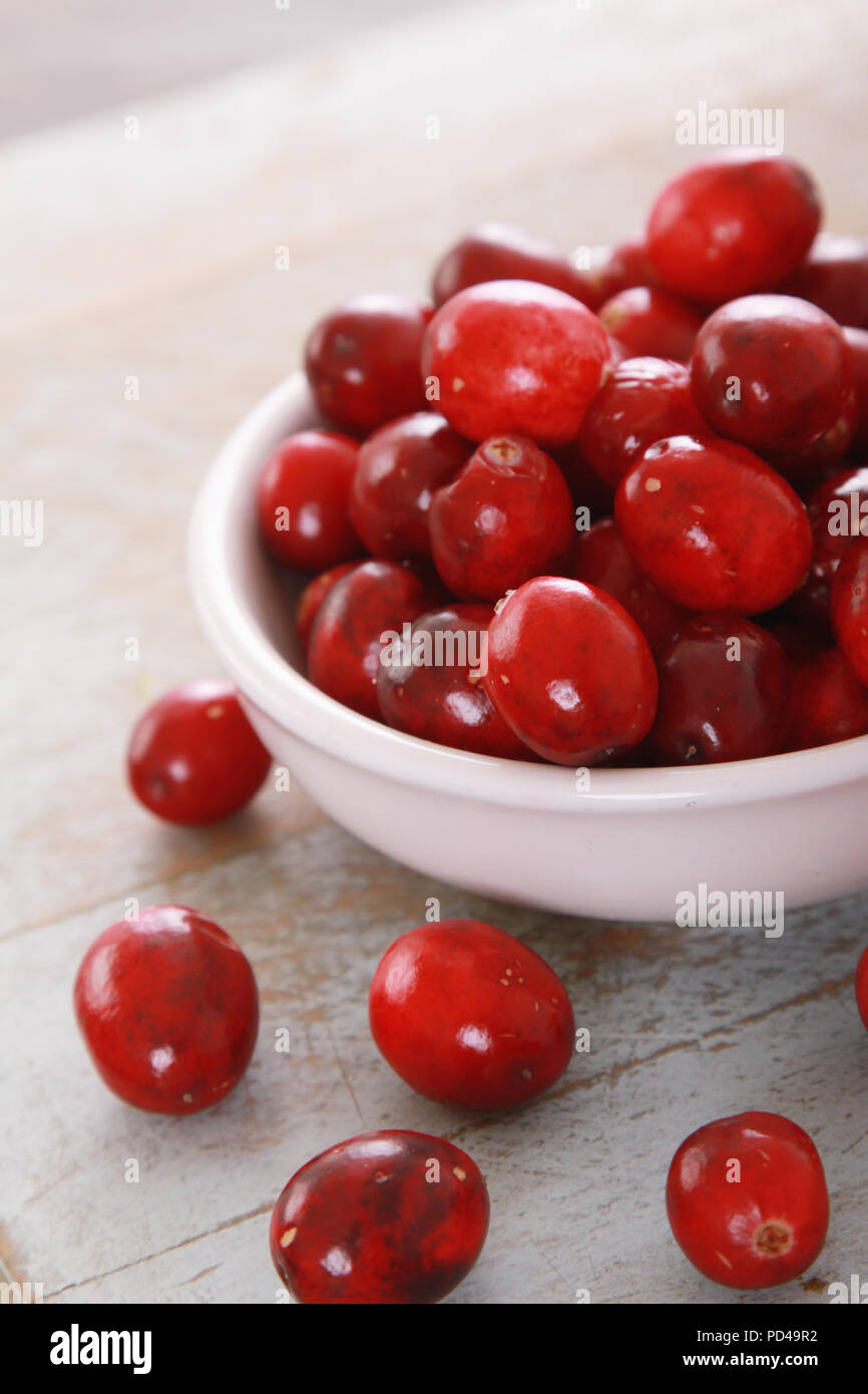 preparing fresh cranberries Stock Photo - Alamy