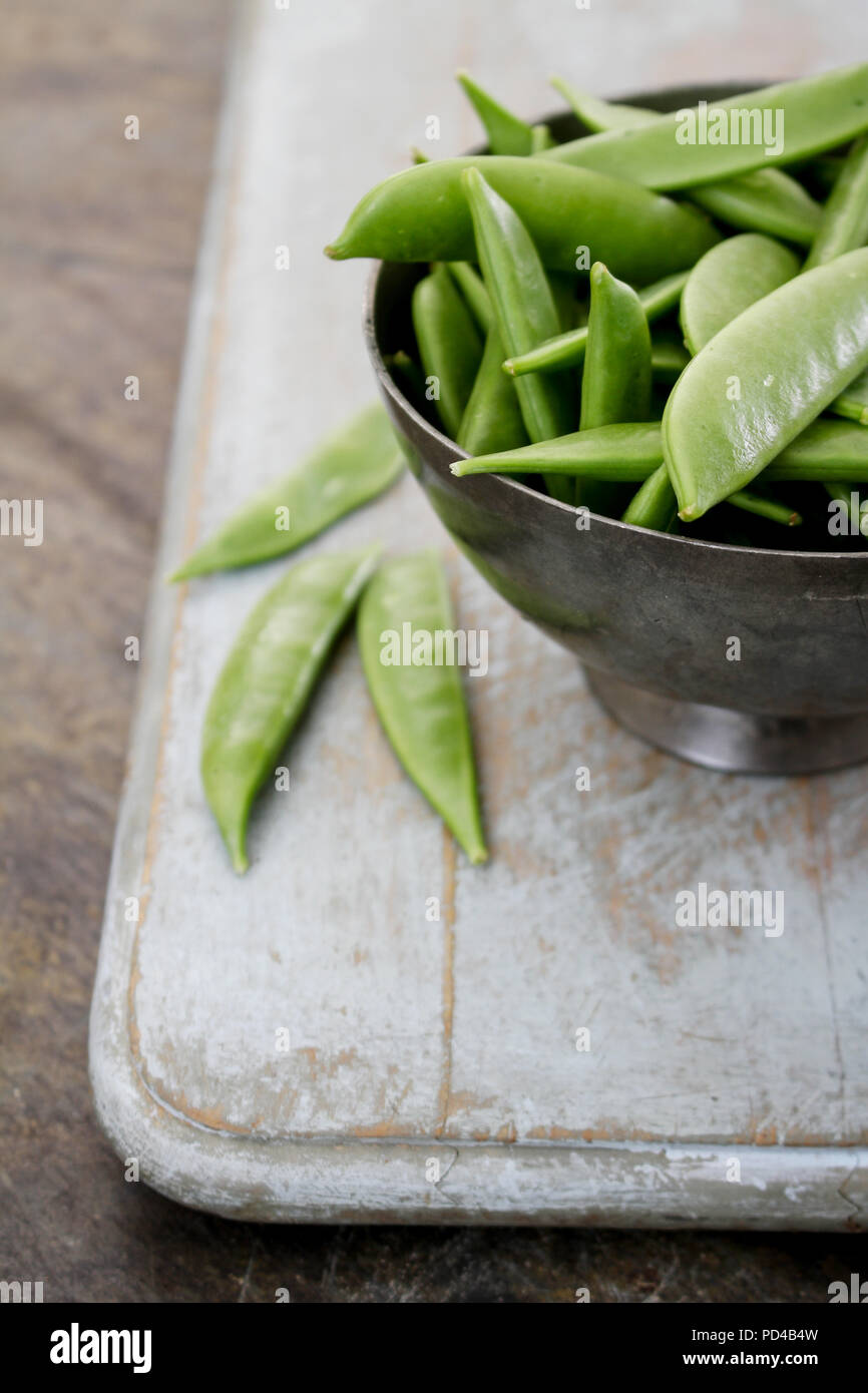 sugarsnap peas in pods Stock Photo - Alamy