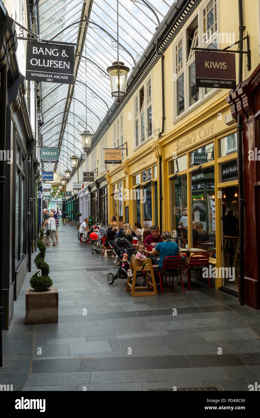 Cardiff city centre shopping centre hi-res stock photography and images ...
