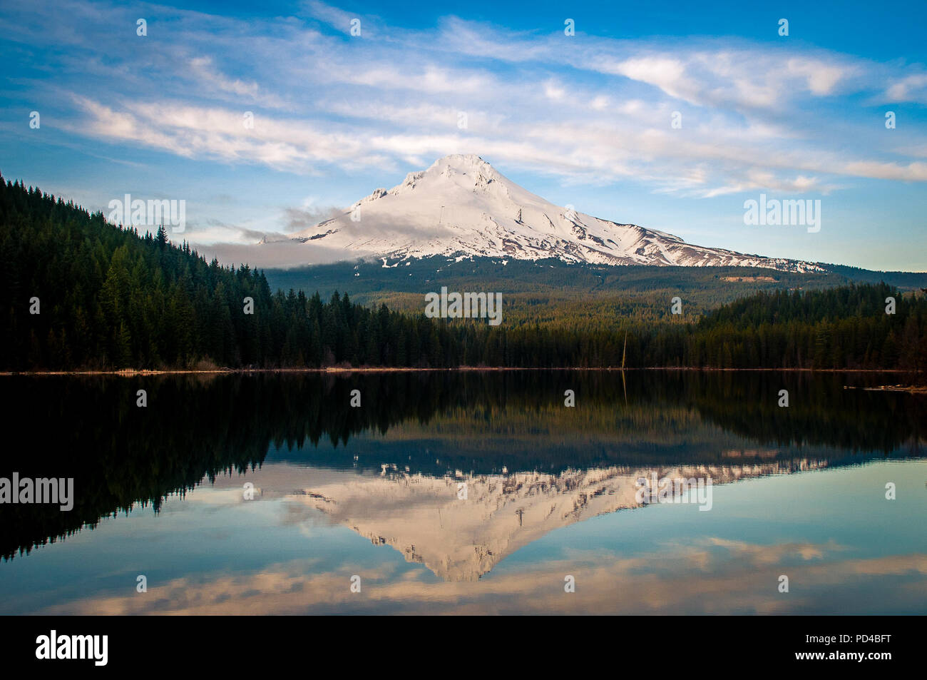 Reflections of Mount Hood in Trillium Lake Stock Photo - Alamy