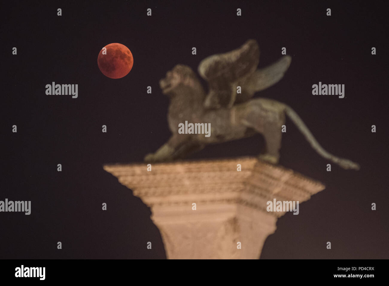 The total lunar eclipse is seen close to the Lion of Venice, in St ...