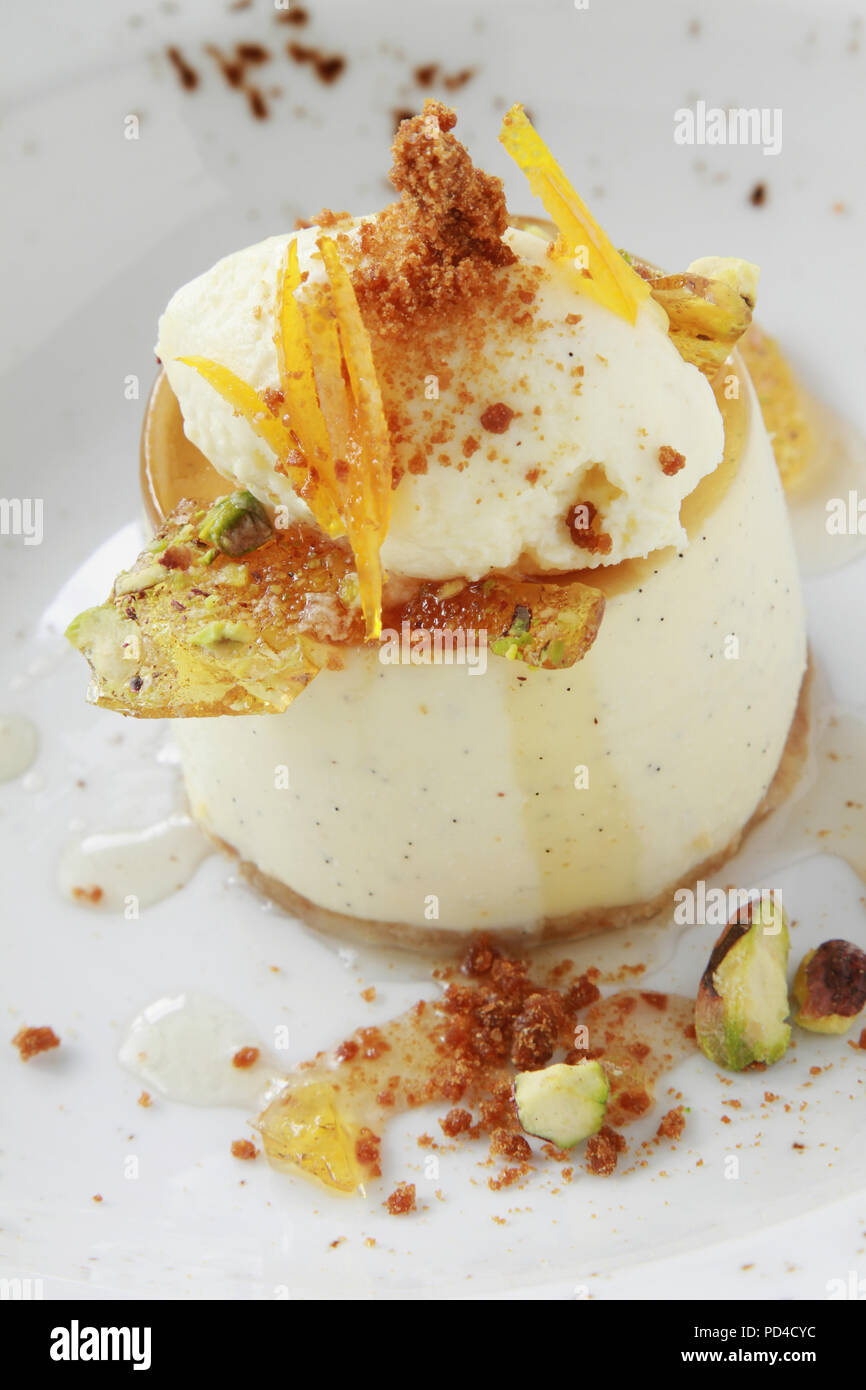 plated cheesecake dessert Stock Photo - Alamy