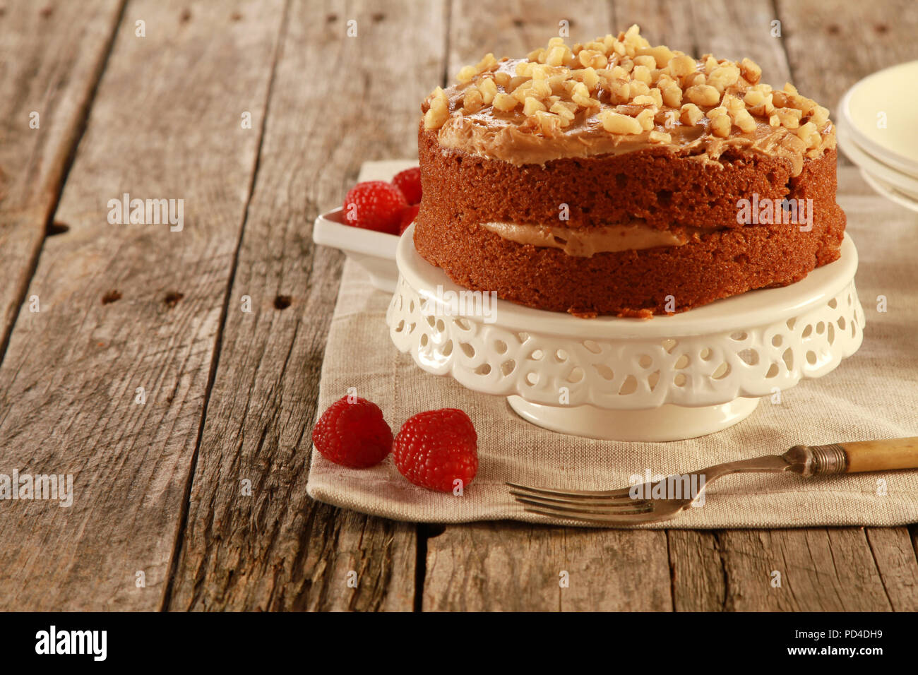 Toffee sponge layer cake hi-res stock photography and images - Alamy