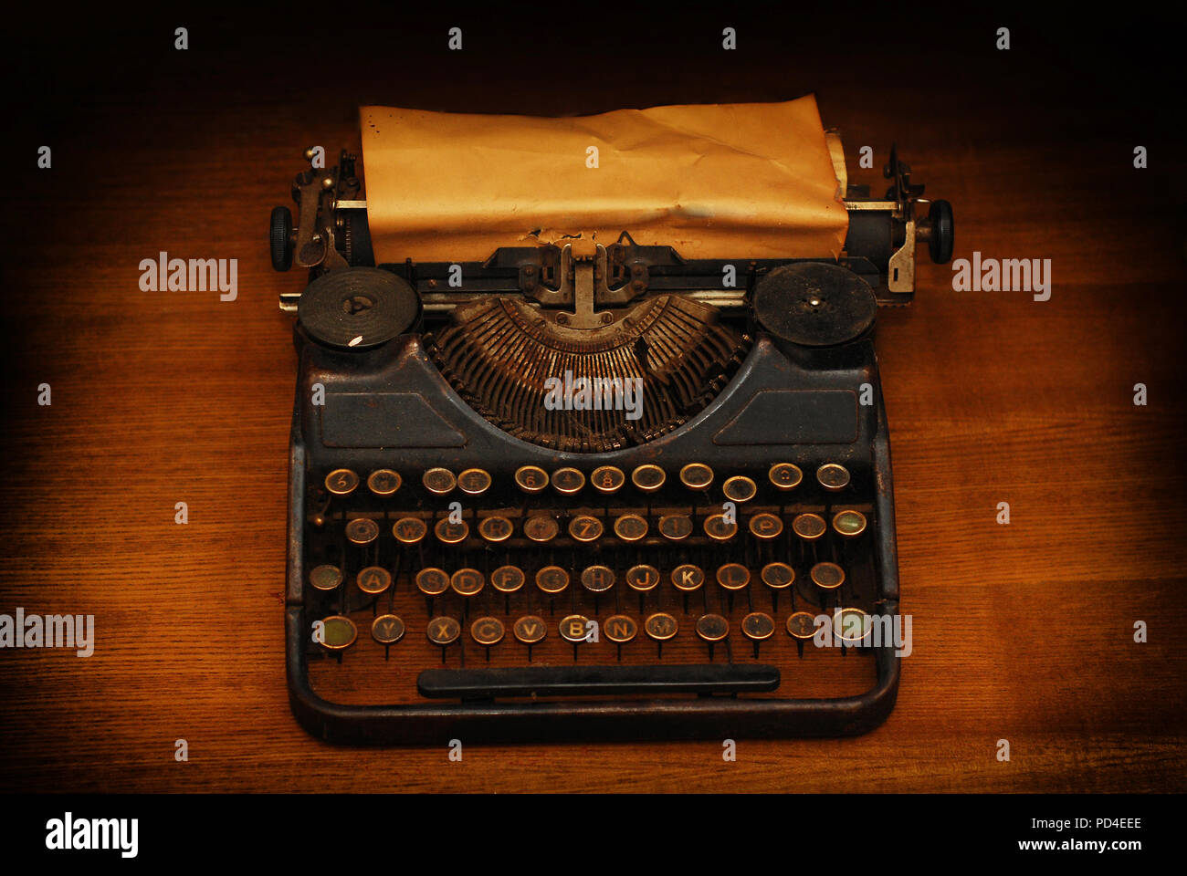 vintage ink typewriter with a blank page Stock Photo - Alamy