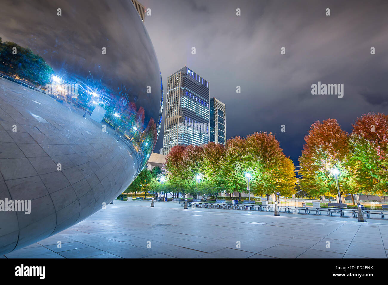 Cloud gate reflection skyscrapers hi-res stock photography and images ...
