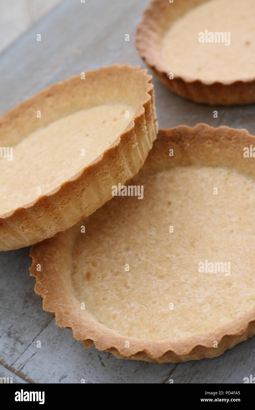 Empty tart case hi-res stock photography and images - Alamy