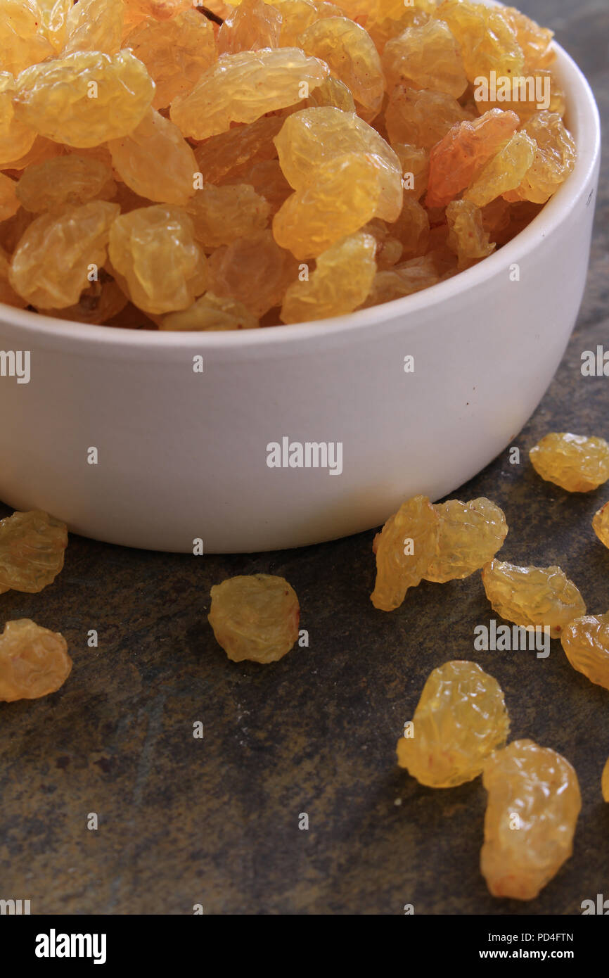 dried sultanas in dish Stock Photo - Alamy